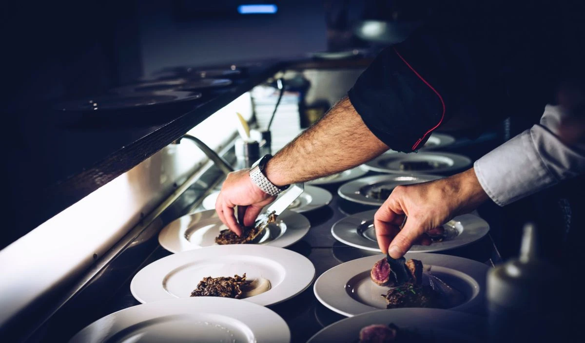 Restaurant Positions: 10 Jobs (With Duties & Responsibilities)