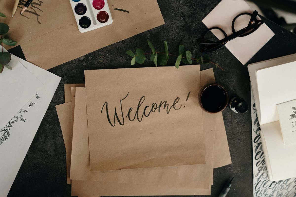 12 Items To Include in a Welcome Kit for New Employees