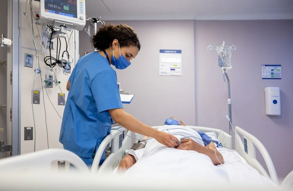 ICU Nurse vs. ER Nurse: Which Does Your Medical Facility Need?