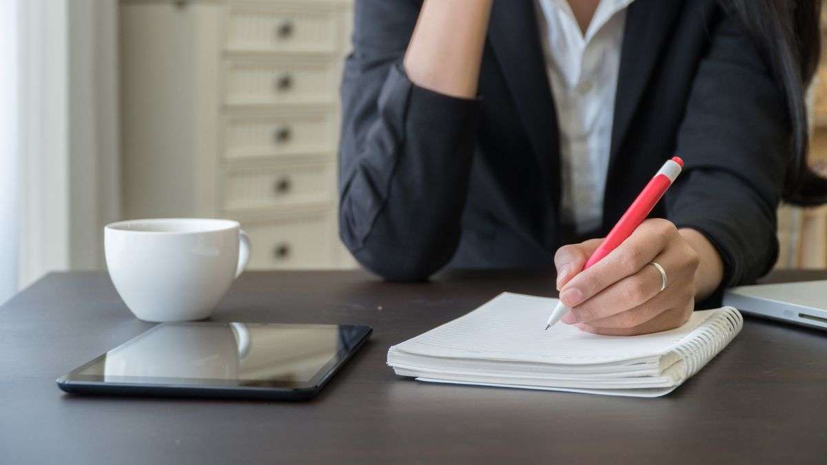 How to Write Impactful Performance Review Phrases (With Examples)