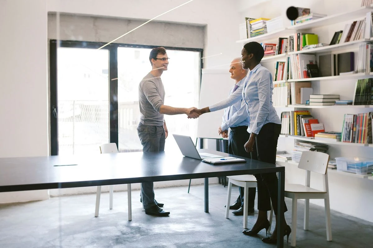 Office assistant vs administrative assistant: which role does your ...